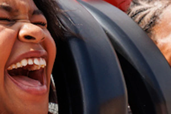 Six Flags Fiesta Texas: Billete de un día | Reserva en línea