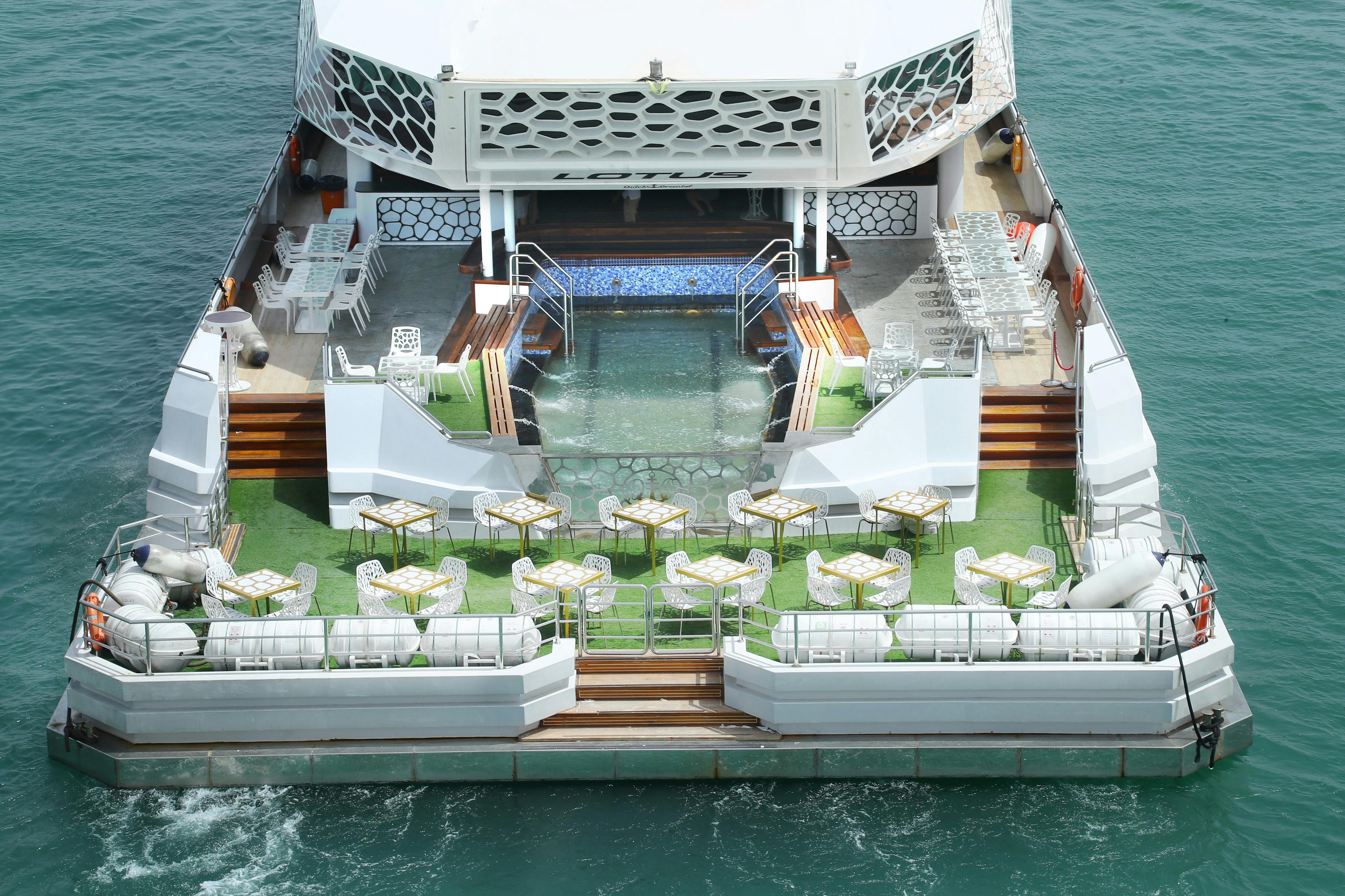 Dubai Marina: Lotus Megayacht Dinner Cruise Tickets