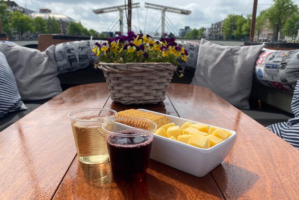 Amsterdam: Snacks & Drinks Canal Cruise with Live Guide