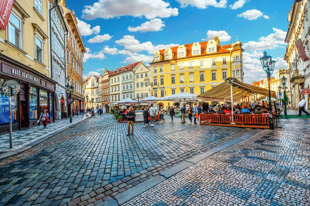 Praagse Burcht + City Sightseeing Praag: Hop-on Hop-off Bus Tour ...
