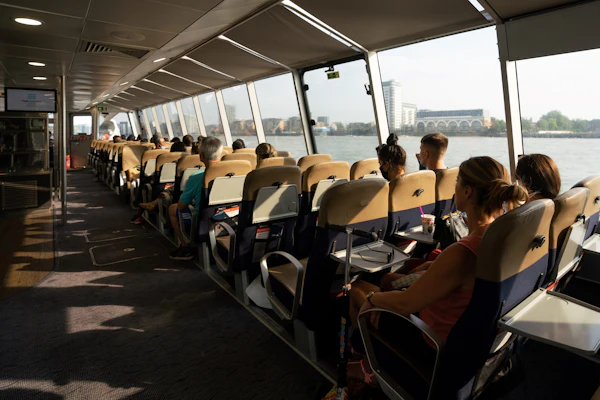 Londres: Viaje de ida y vuelta en barco Uber y pase de 1 día para el ...