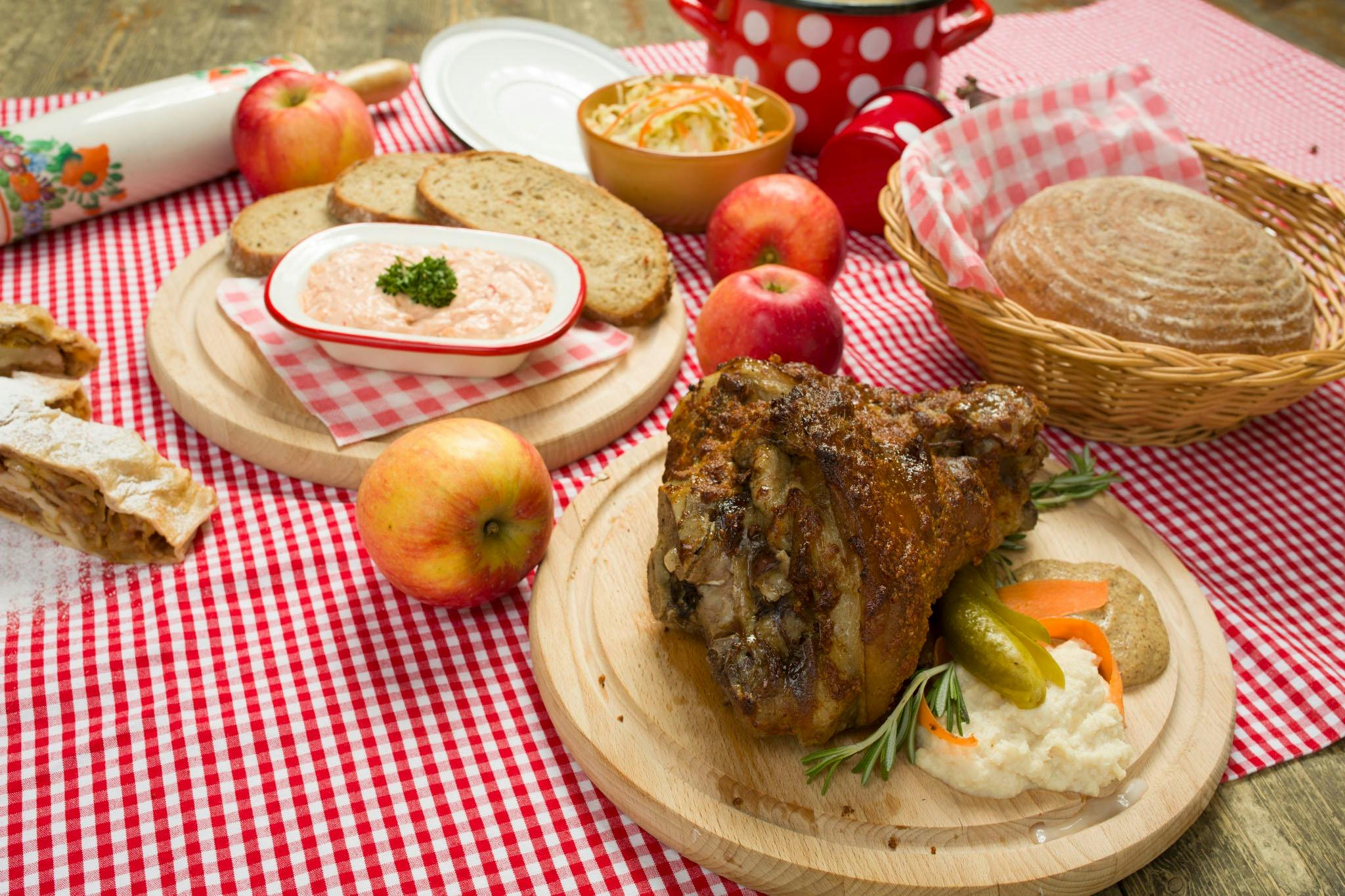 Prague Dinner & Folk Show + Private Transfer