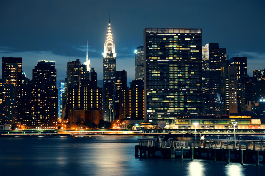 NYC Manhattan Circle Line-Bootsfahrtum die Freiheitsstatue bei Nacht ...