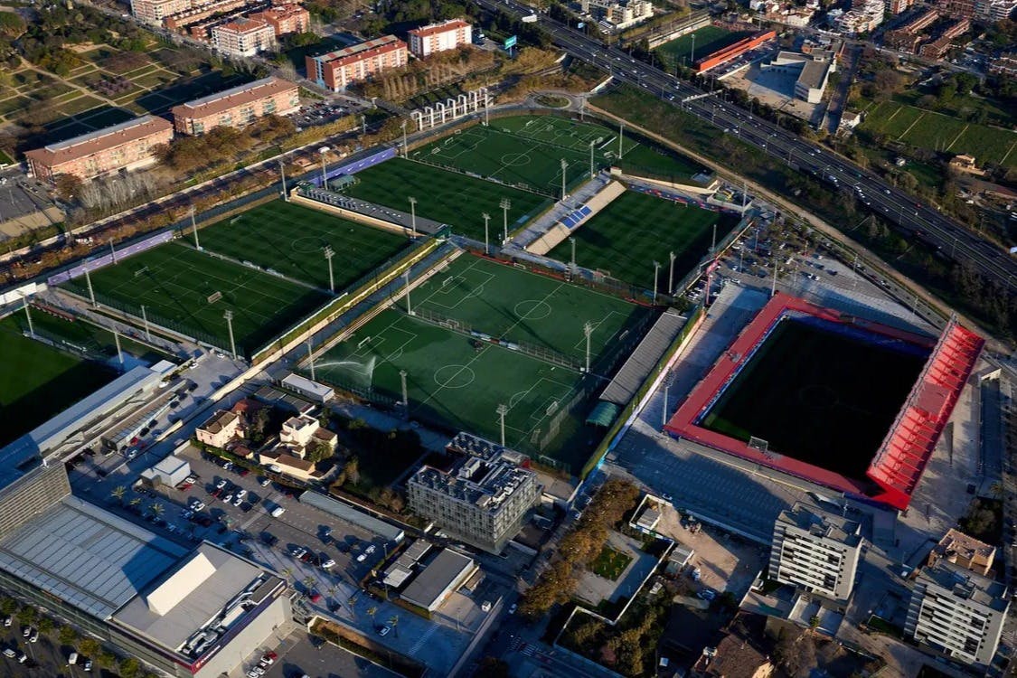 Park Güell: Visita guiada sin colas + FC Barcelona: Los jugadores viven ...