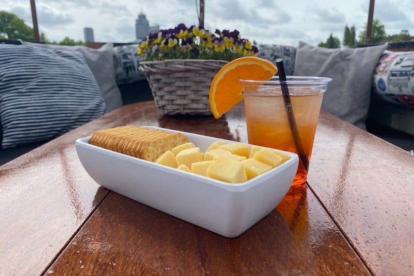 Amsterdam: Snacks & Drinks Canal Cruise with Live Guide