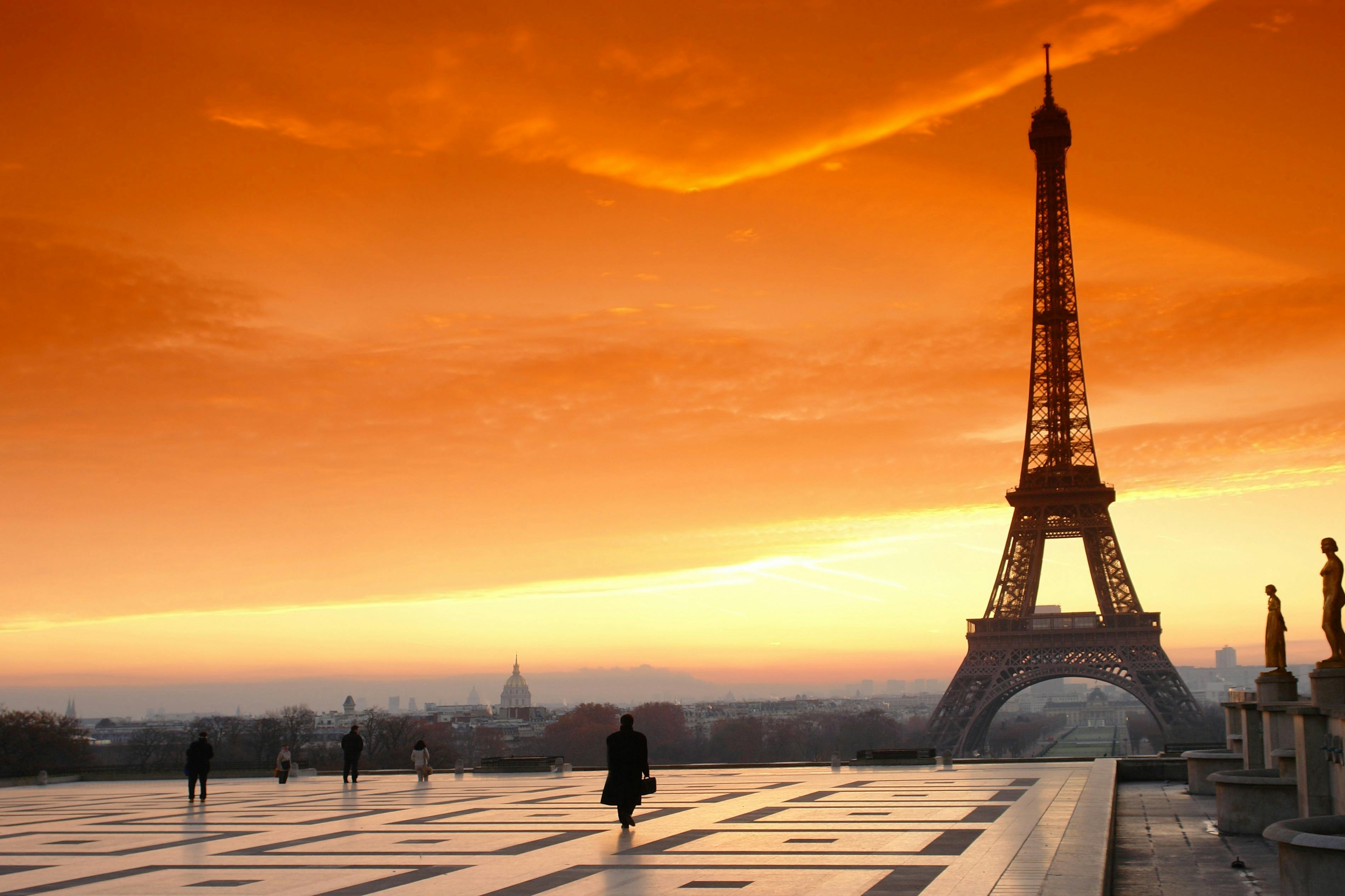 Eiffel Tower: Priority Entry & Surroundings Guided Tour