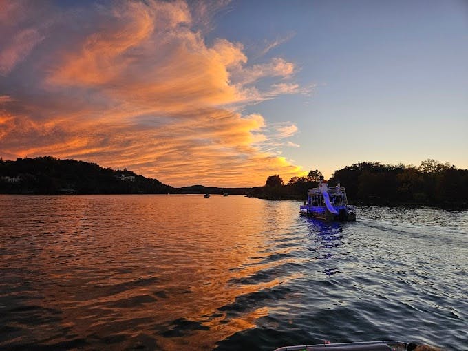 Lago Austin: paseo en barco panorámico de 2 horas BYOB | Reserva en línea
