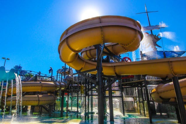 Visites guidées de Barcelone (Hop-on Hop-off) + Parc aquatique Illa ...