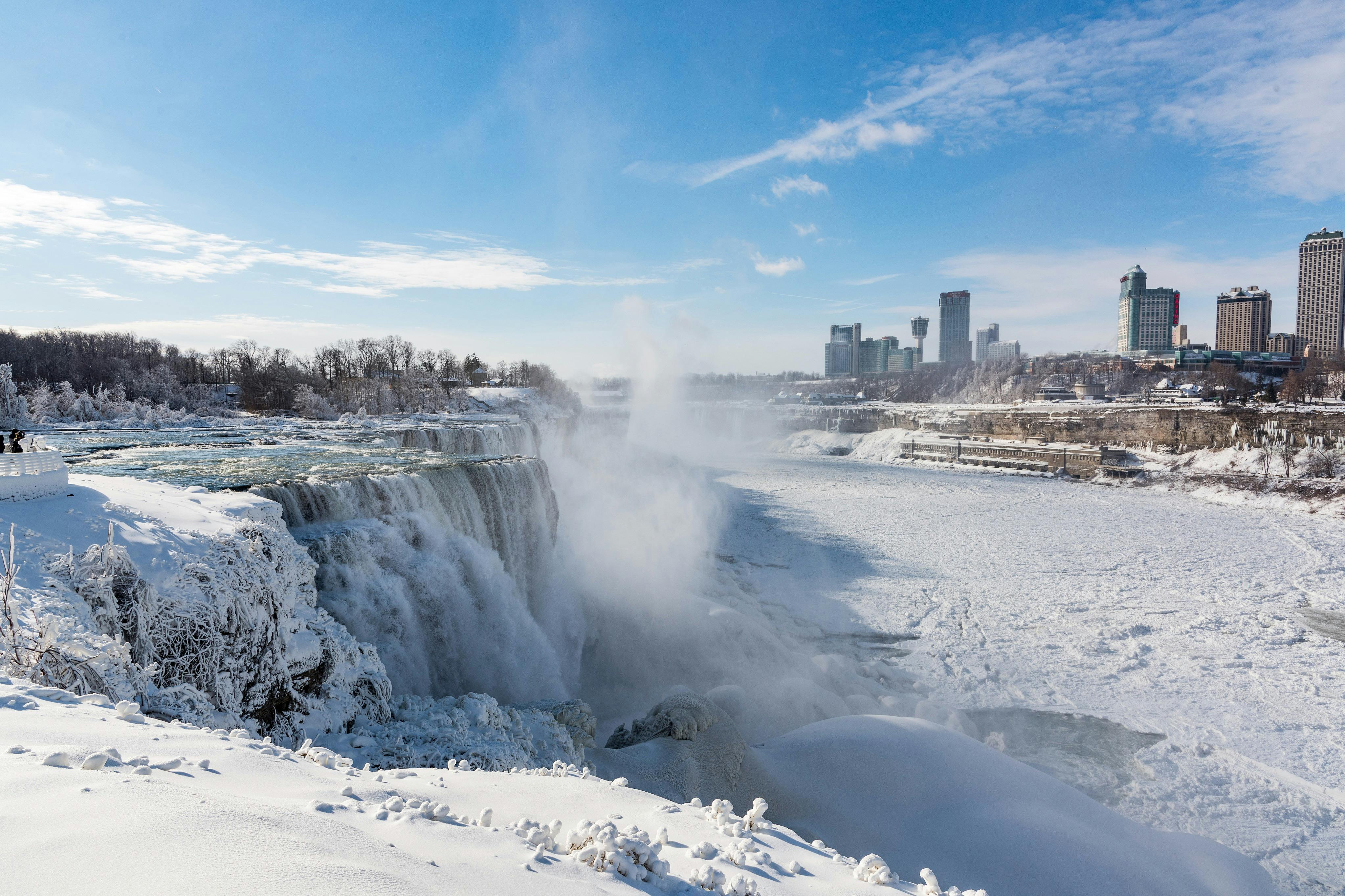 Niagara Falls: Cross-Border Winter Tour from USA