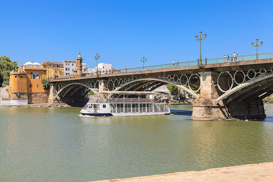 Balade en bateau sur le fleuve Guadalquivir à Séville - Hellotickets