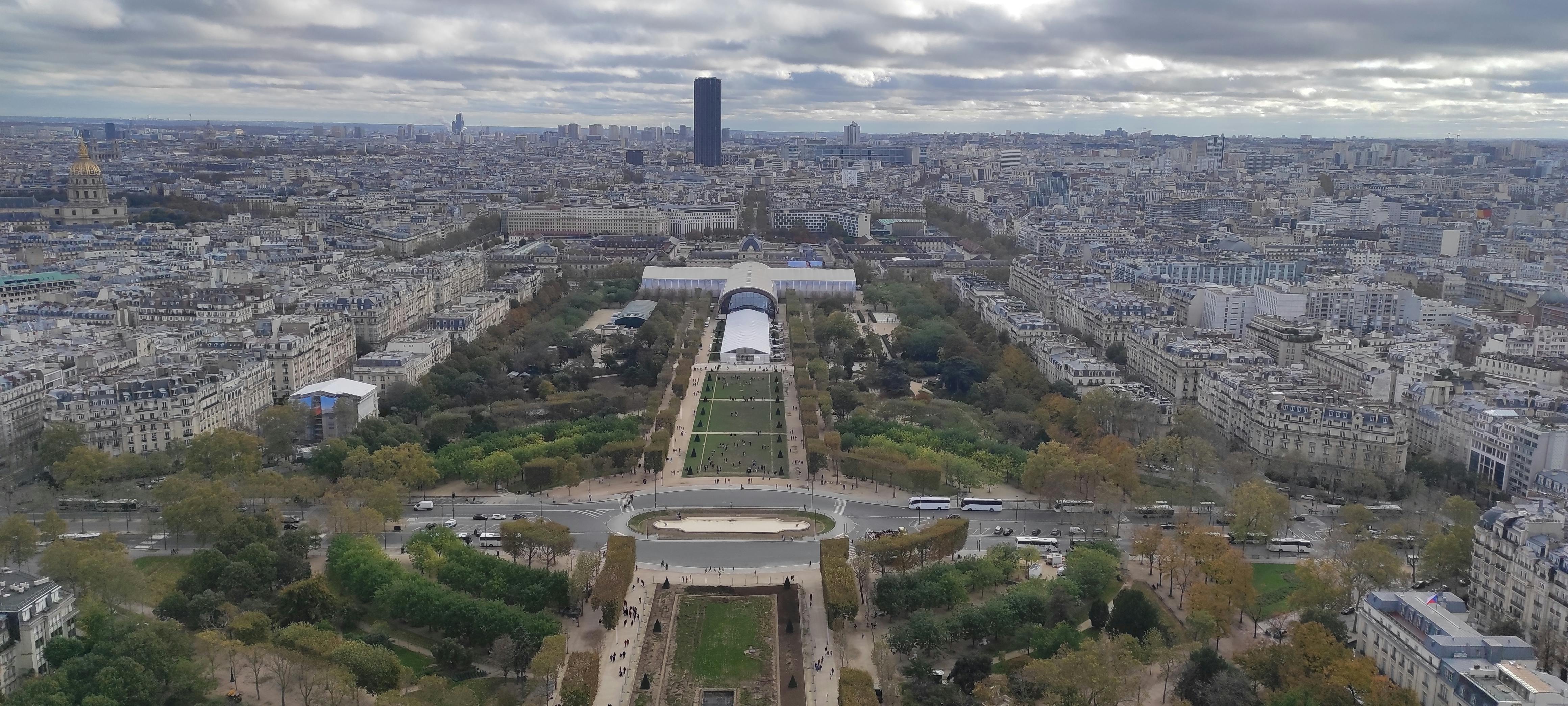 Eiffel Tower: Priority Entry & Surroundings Guided Tour