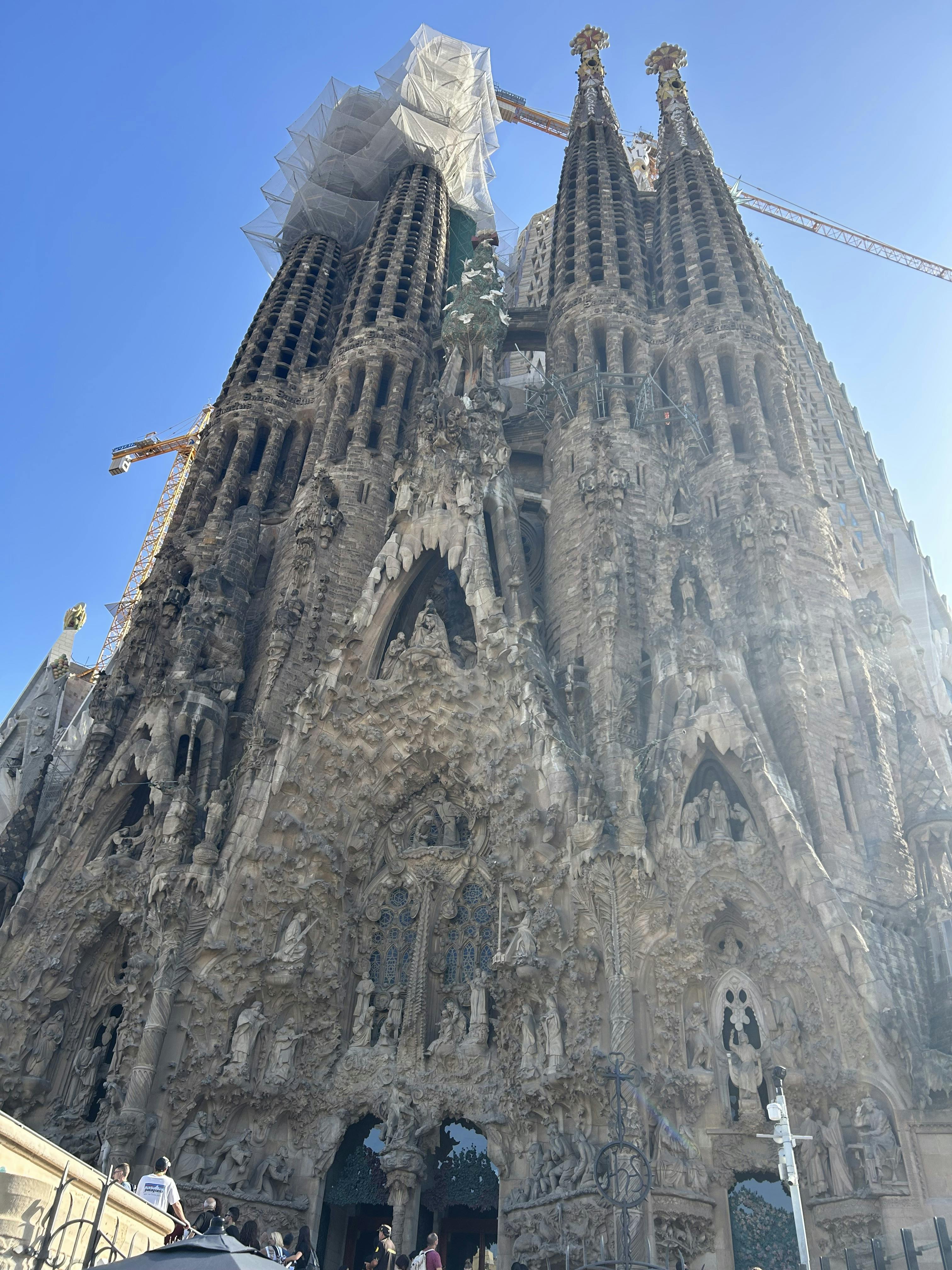 Barcelona Super Combi | See Gaudí's Architectural Gems