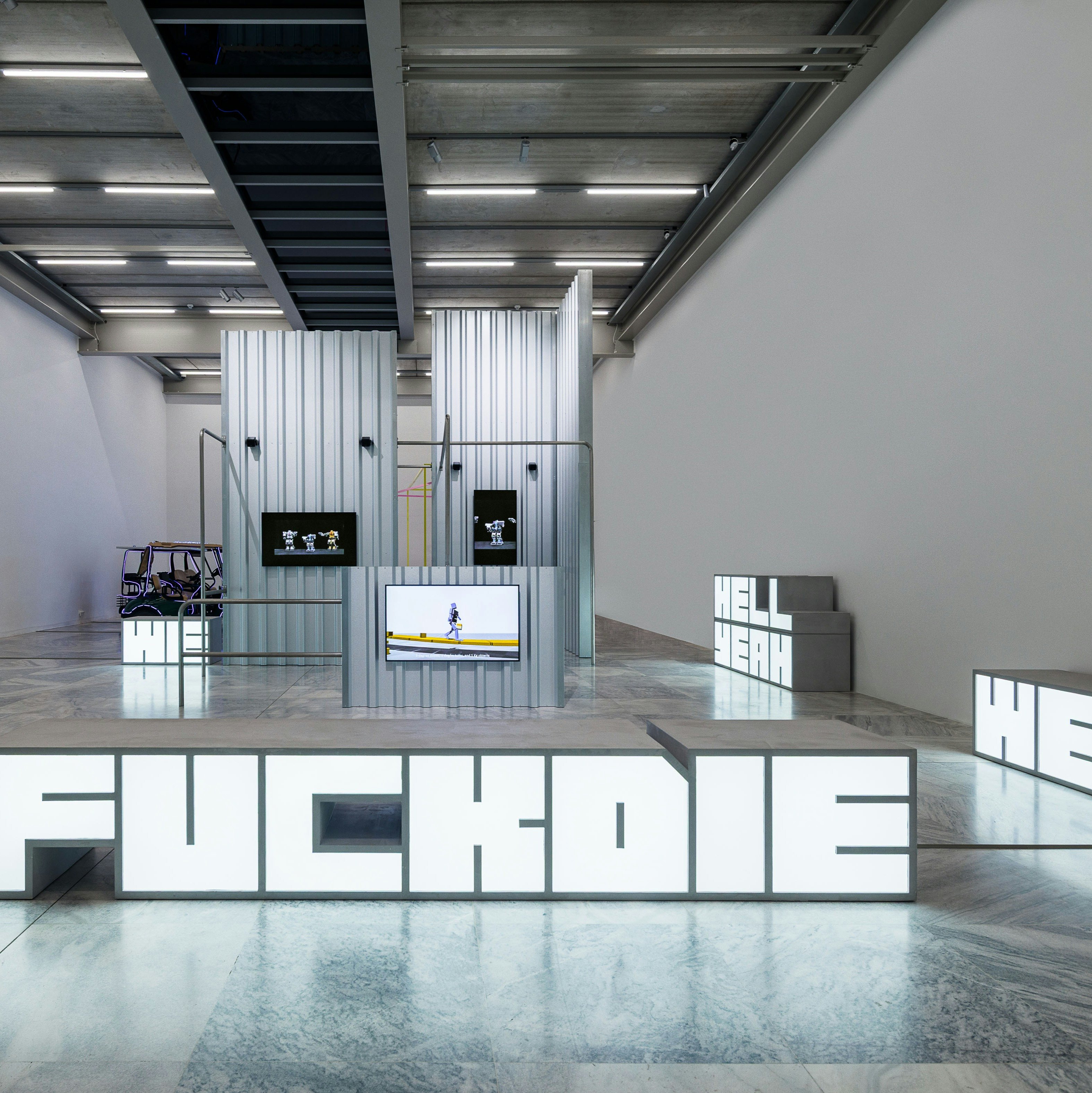 Hito Steyerl: Der Menschheit ging die Kugel durch das eine Ohr rein und ...